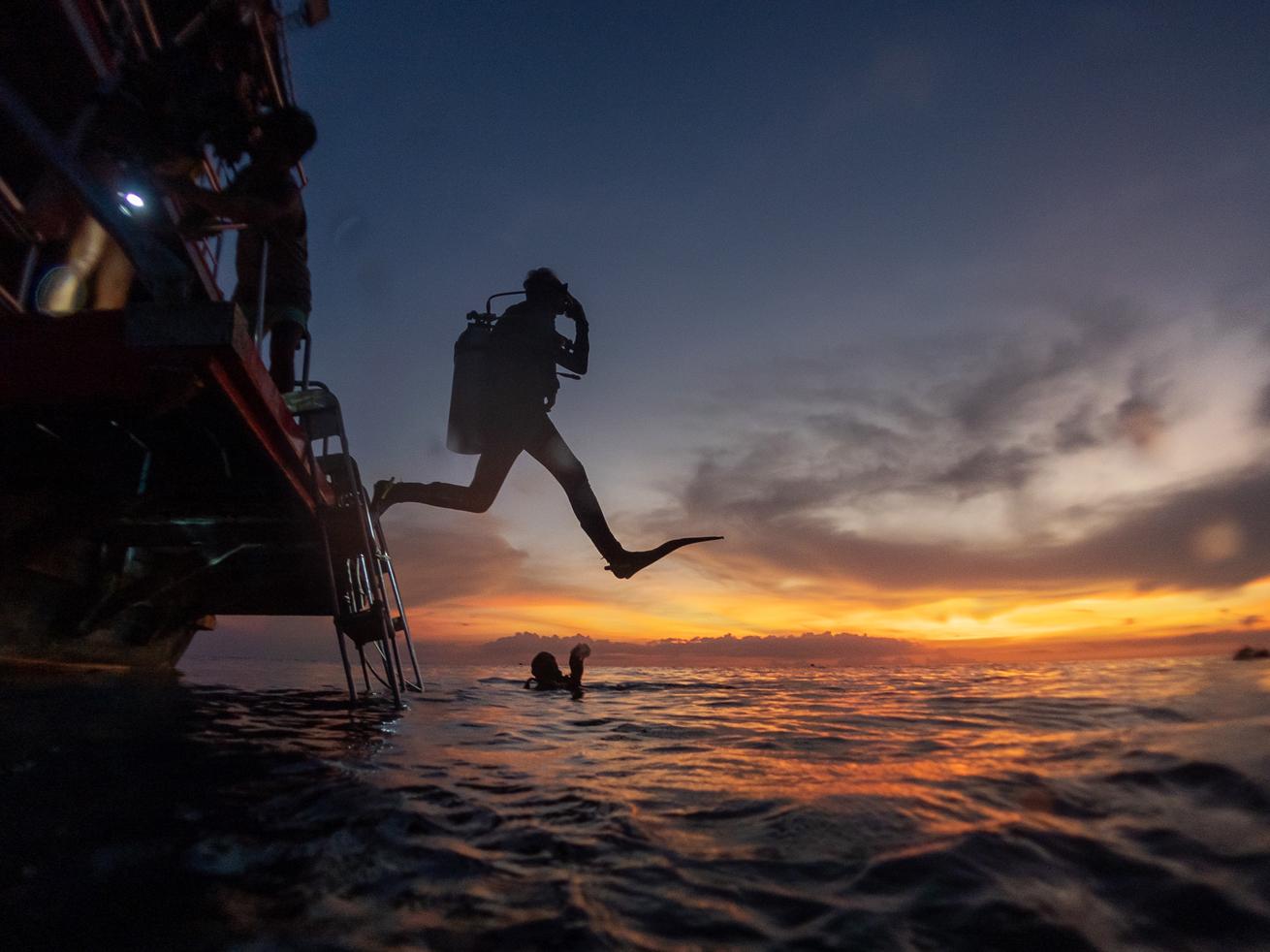 How to Safely Enter and Exit the Water From a Boat | Scuba Diving