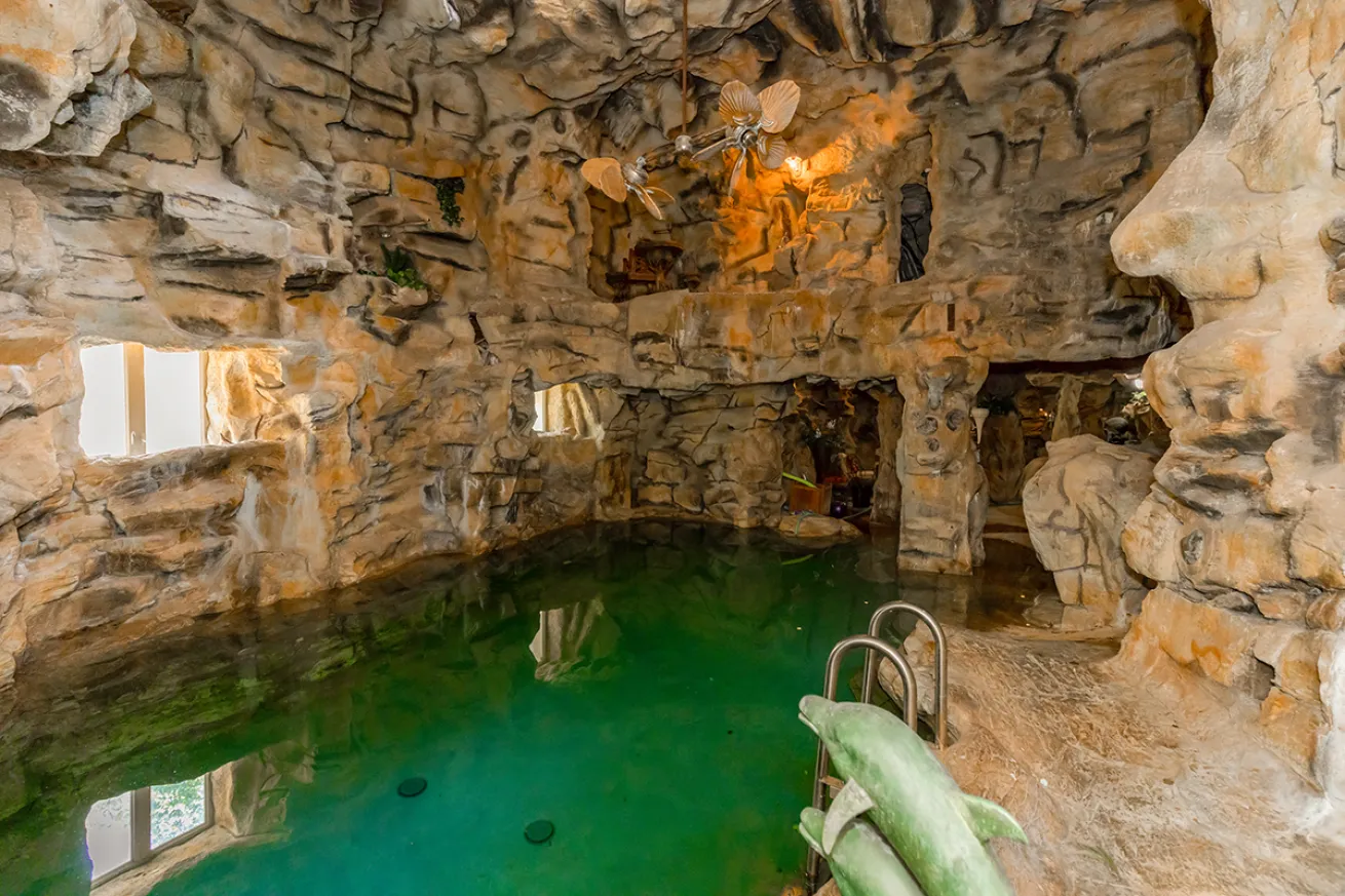 House with Private Scuba Diving Tunnels for Sale in Kansas | Scuba Diving